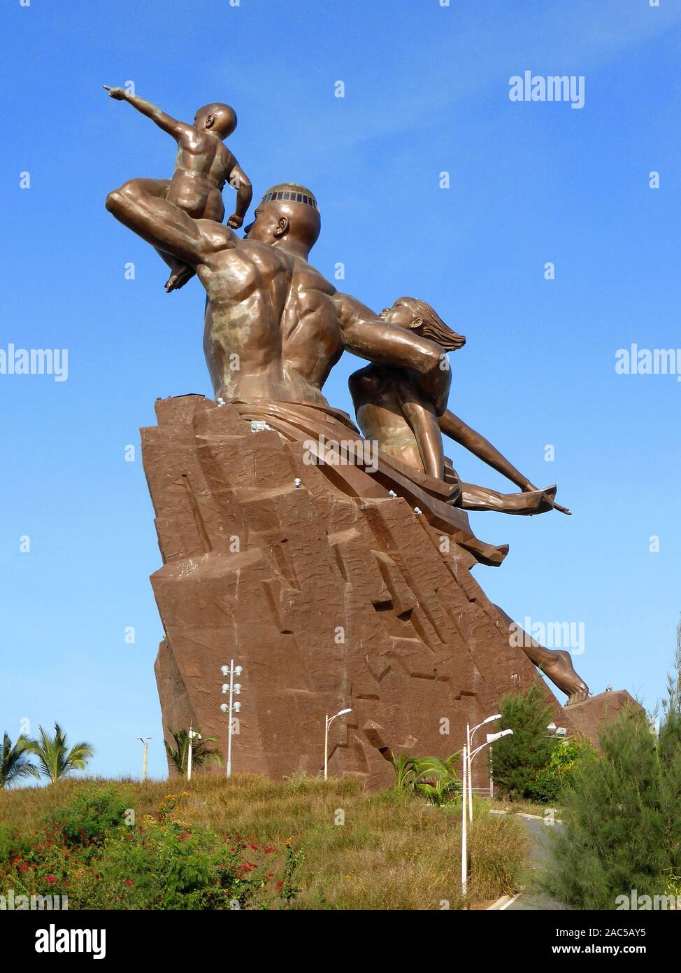 Monument der afrikanischen Renaissance in Dakar / Senegal Stock Photo ...