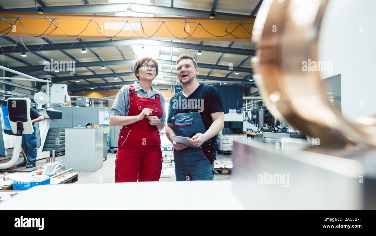 Workers on factory floor hi-res stock photography and images - Alamy