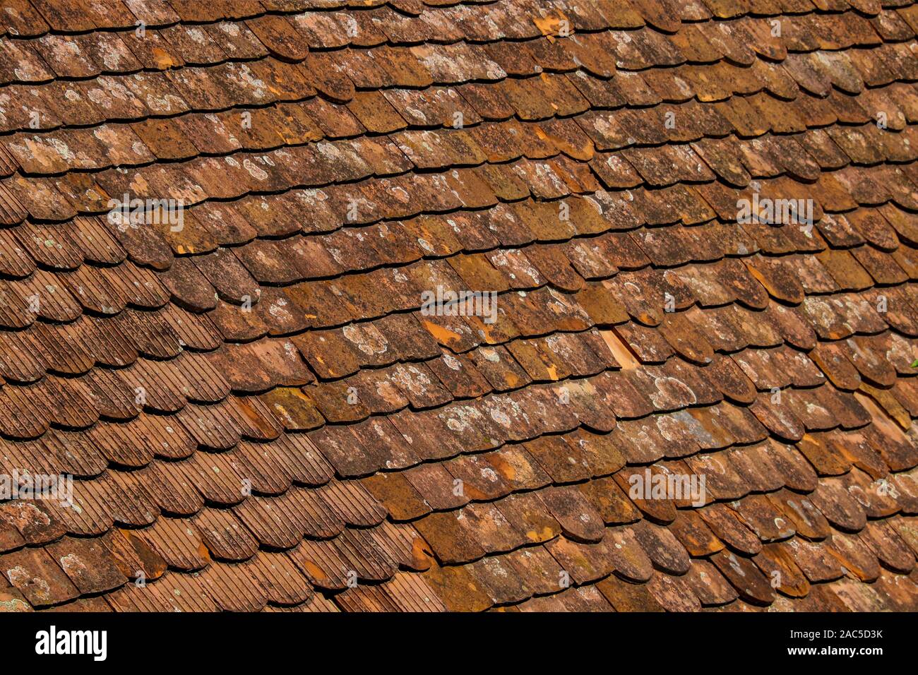 Old wood shingle roof texture hi-res stock photography and images - Alamy