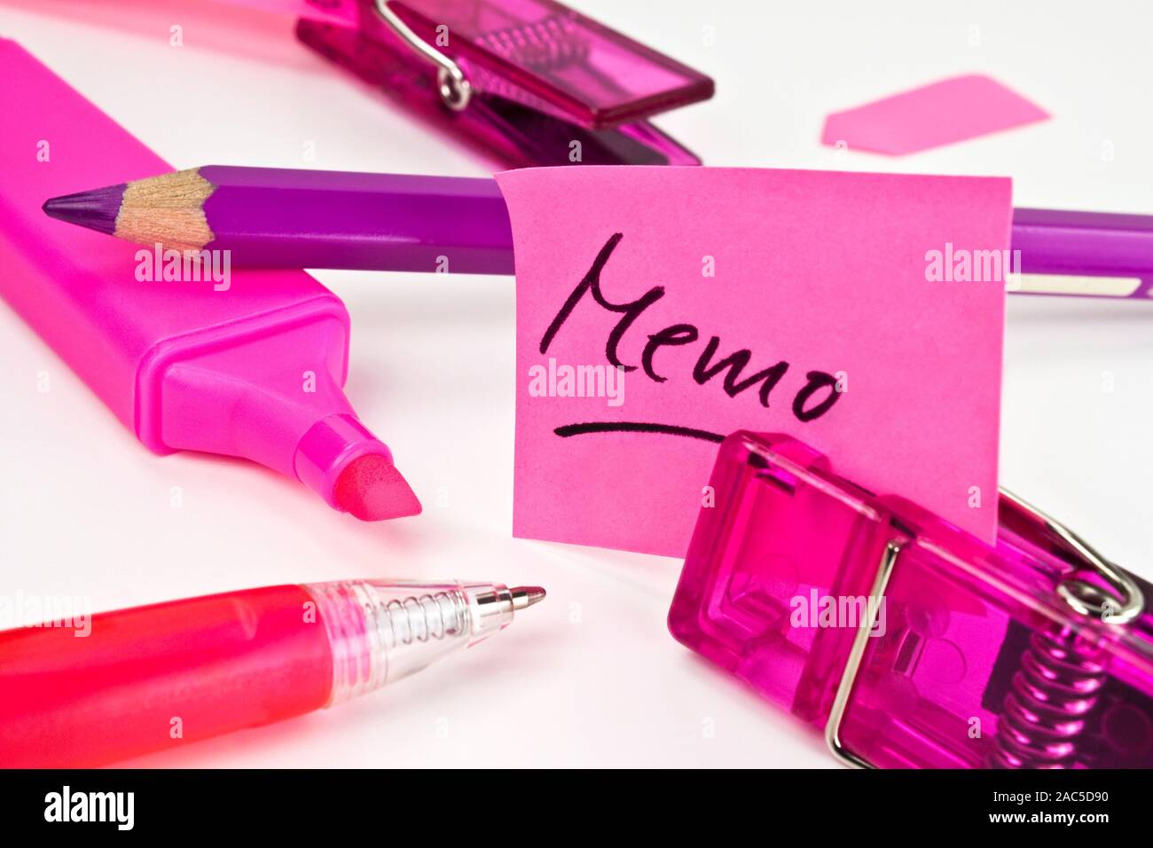 Business Memo and pink supplies Stock Photo - Alamy