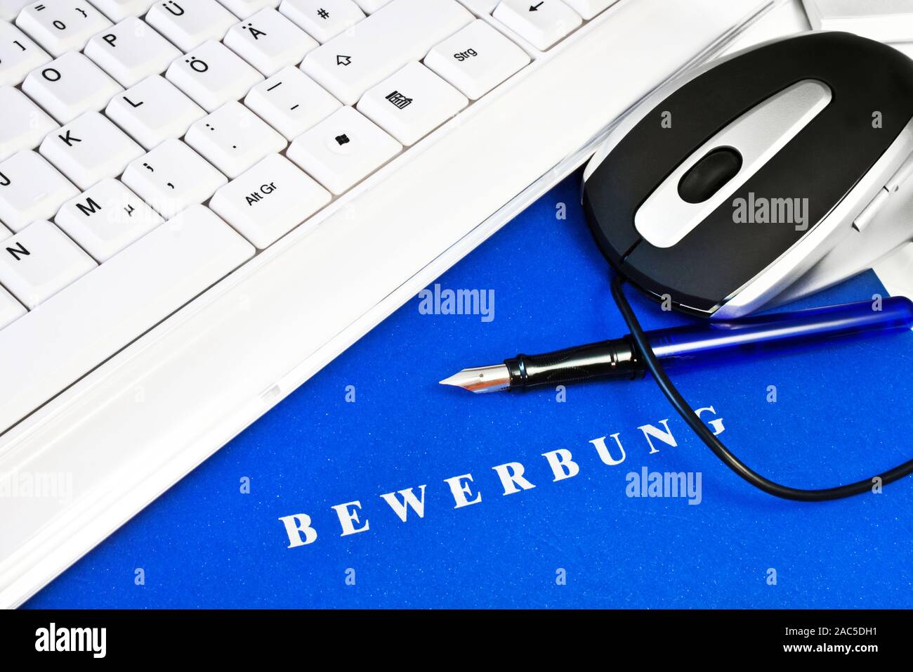 Keyboard and pen with German: Job Application Stock Photo - Alamy