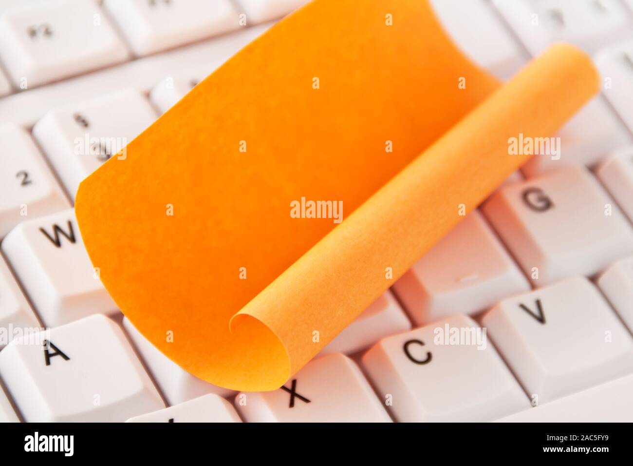 Keyboard note slip paper hi-res stock photography and images - Alamy