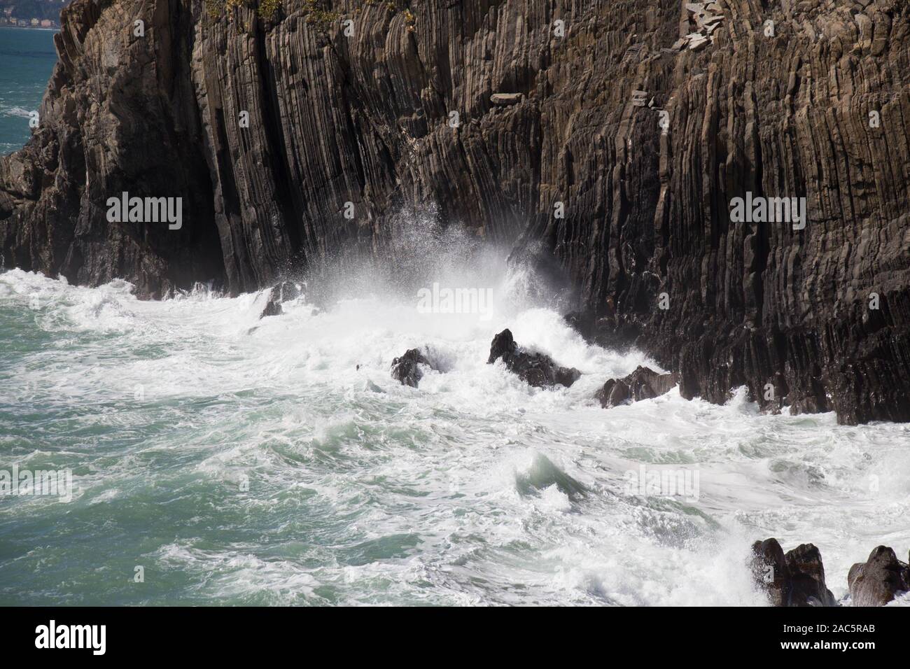 Wave crashes on rock hi-res stock photography and images - Alamy