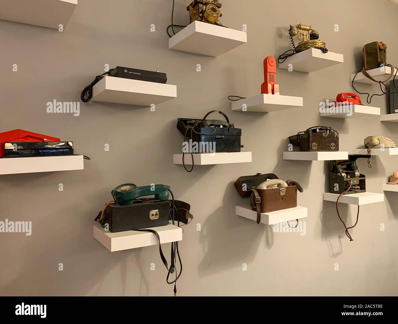 Vintage phones hi-res stock photography and images - Alamy