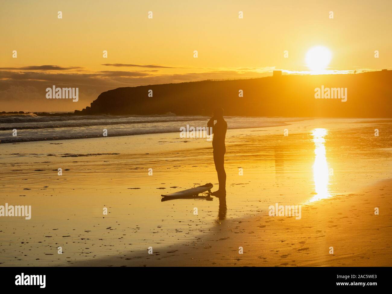 Surfing on tynemouth beach hi-res stock photography and images - Alamy