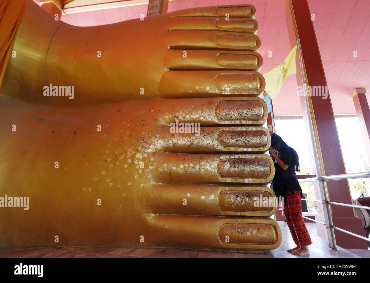 Bangkok temple praying feet hi-res stock photography and images - Alamy