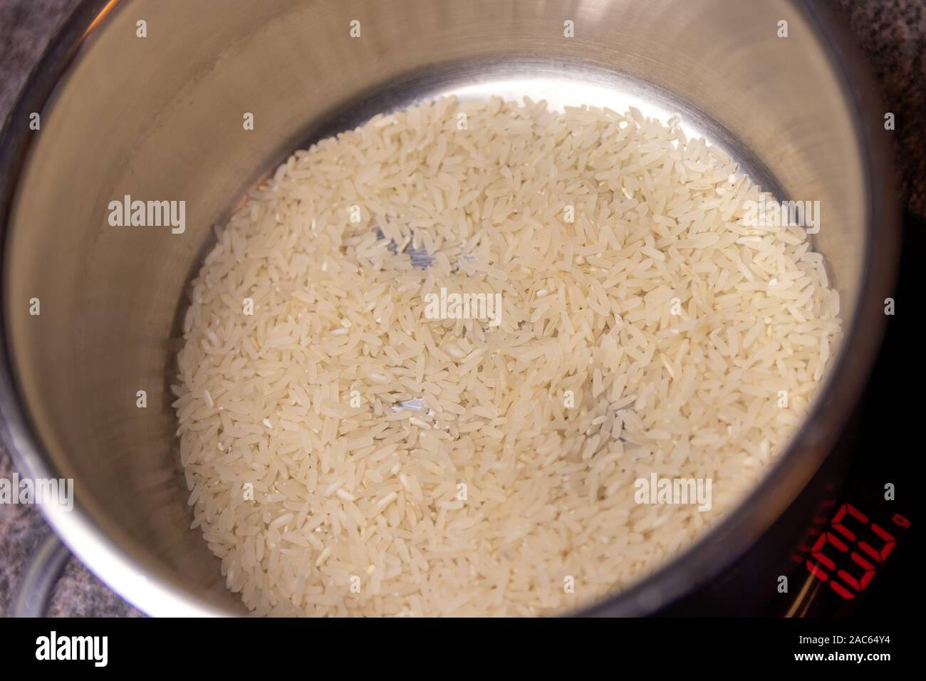 100 gram of white rice in cooking pot on scale Stock Photo - Alamy