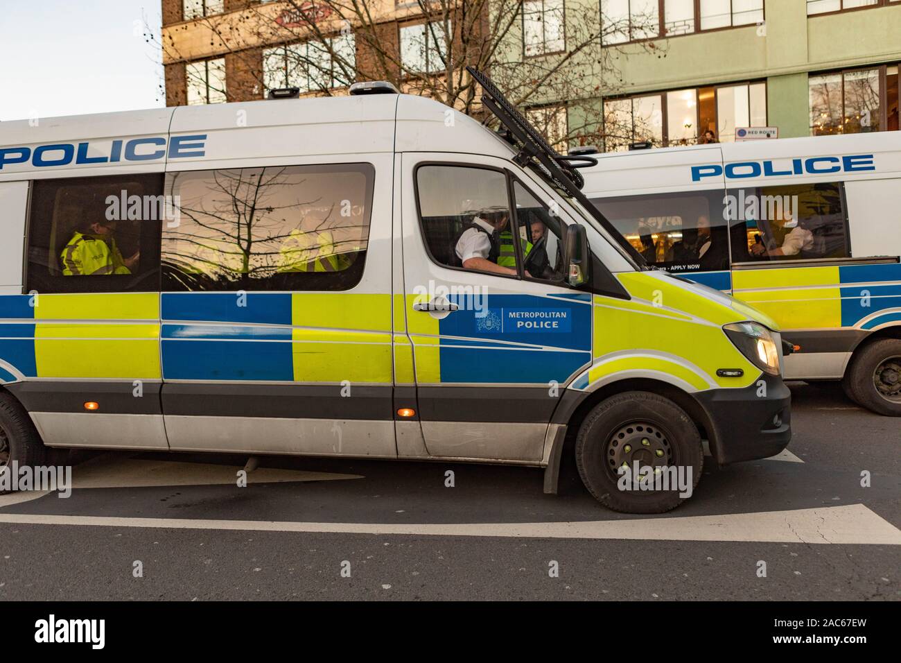 Met police vans hi-res stock photography and images - Alamy