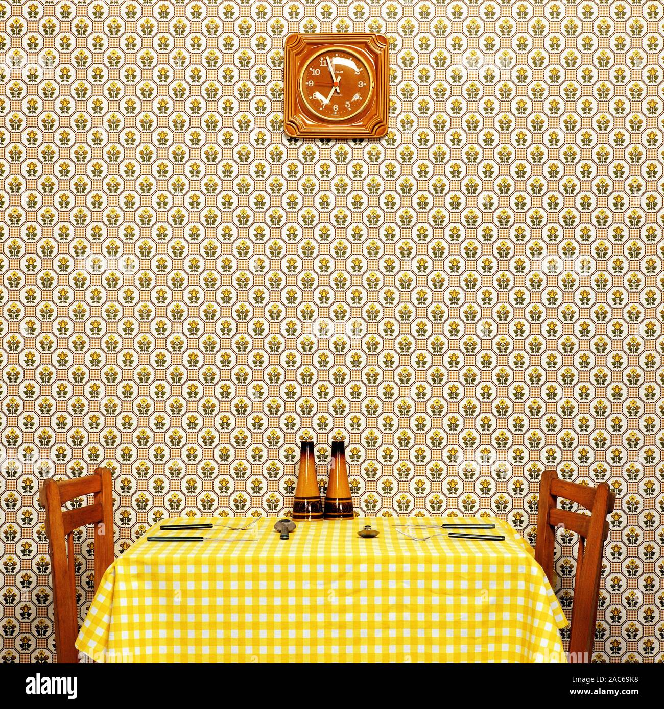 Well set food table hi-res stock photography and images - Alamy