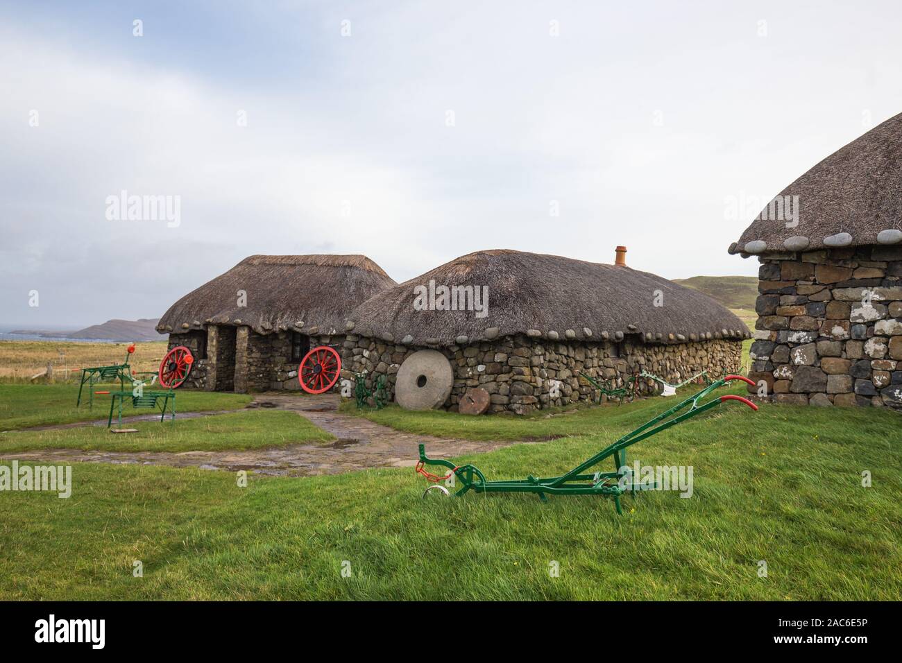 Traditional scottish houses hi-res stock photography and images - Alamy