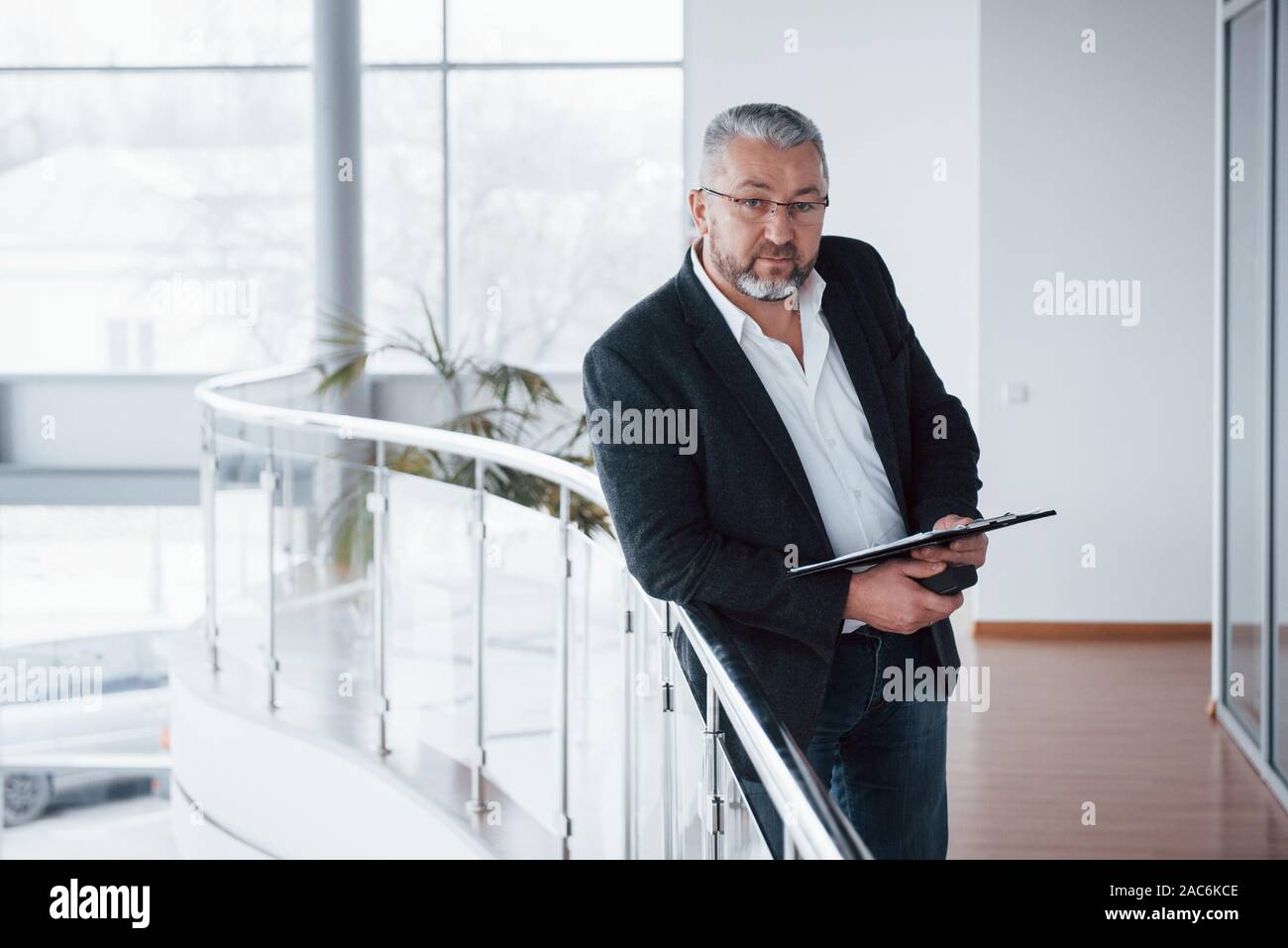 Windows behind plants hi-res stock photography and images - Alamy