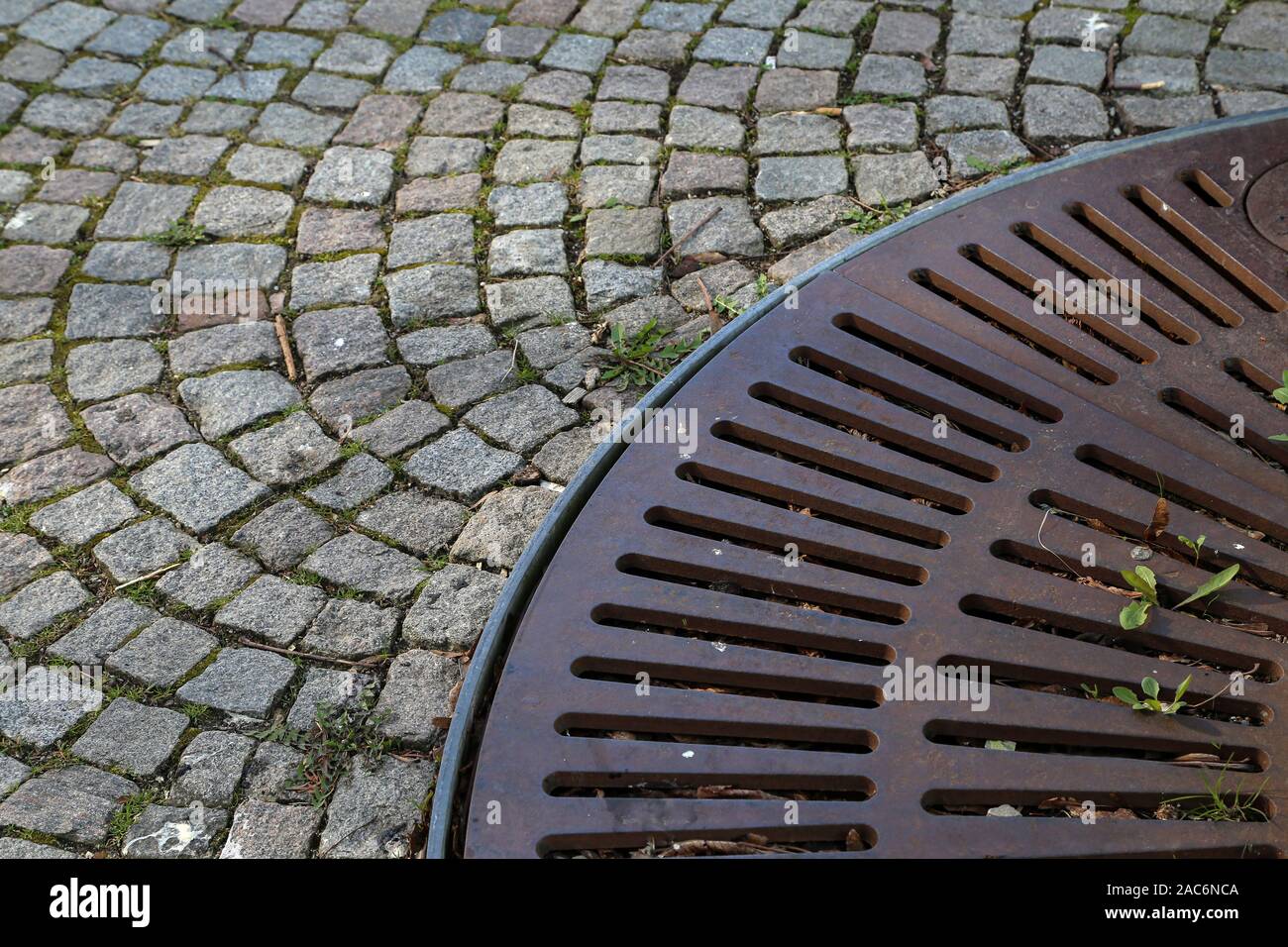 A metal grill with a circular radiating pattern Stock Photo - Alamy