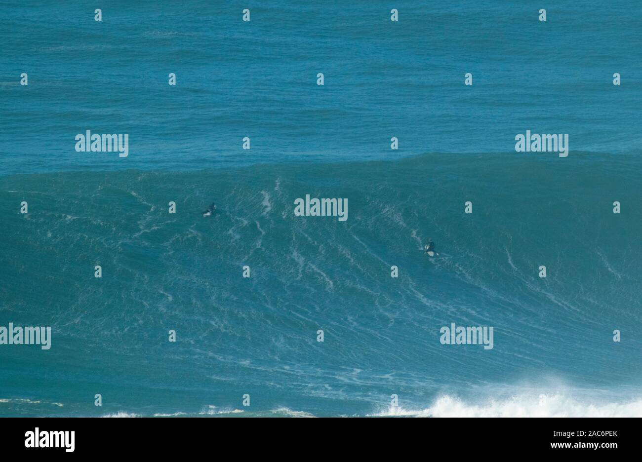 Huge XXL 20-30 metre (70-100 feet) waves at the Praia do Norte Nazare ...