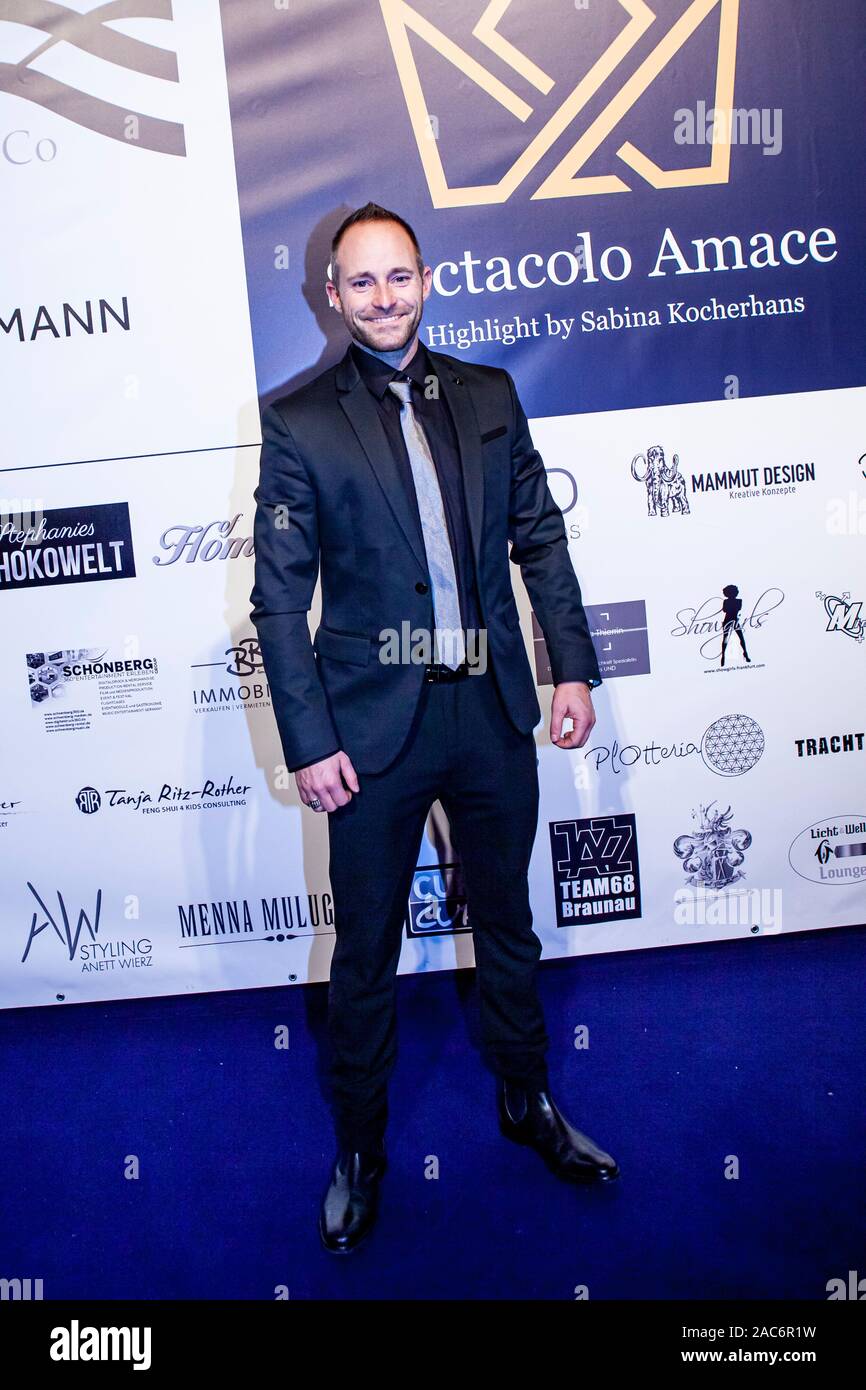 Balian Buschbaum mit Partnerin bei der CHARITY GALA - SK - WelcomeHome ...
