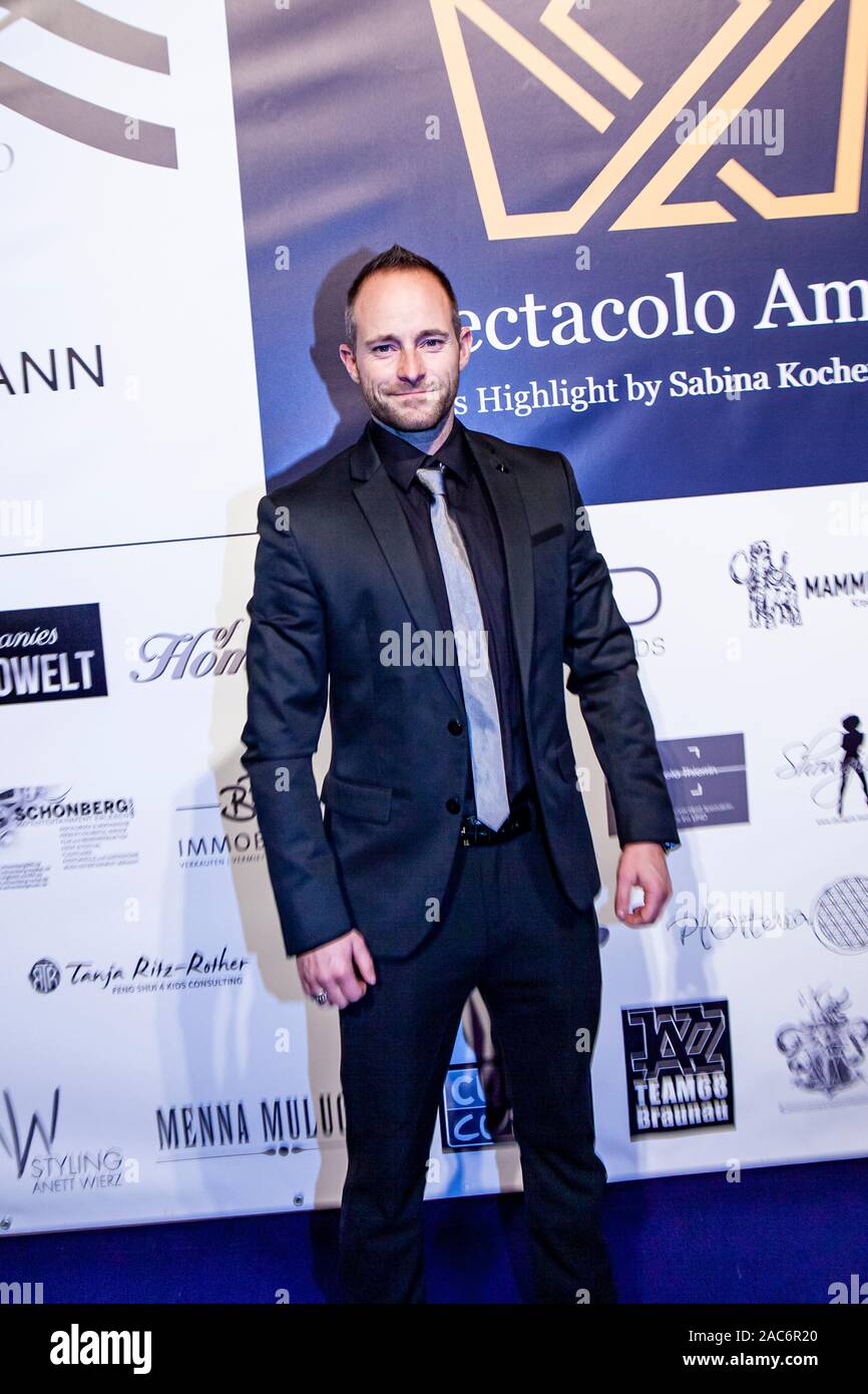 Balian Buschbaum mit Partnerin bei der CHARITY GALA - SK - WelcomeHome ...
