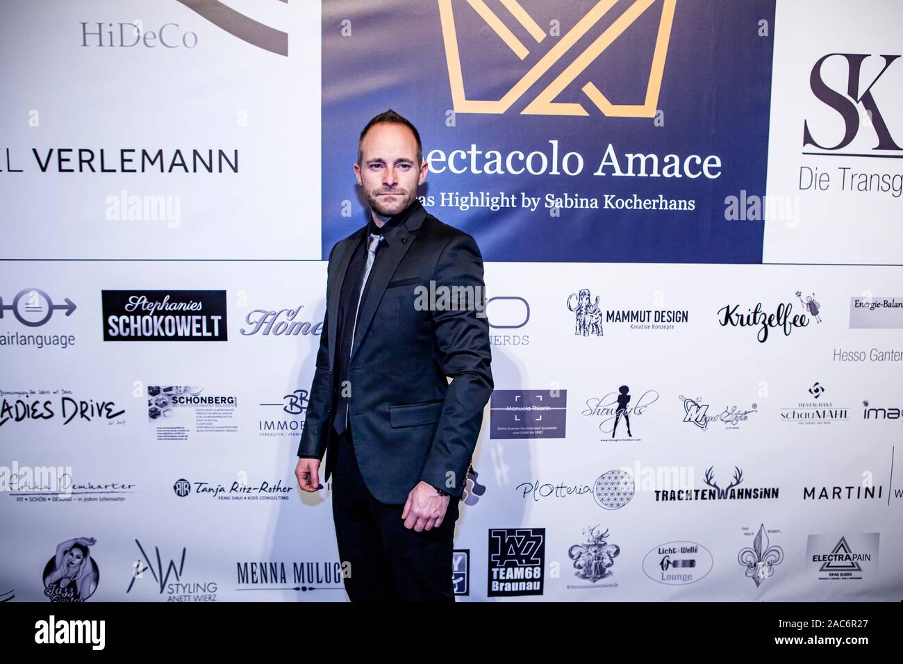 Balian Buschbaum mit Partnerin bei der CHARITY GALA - SK - WelcomeHome ...