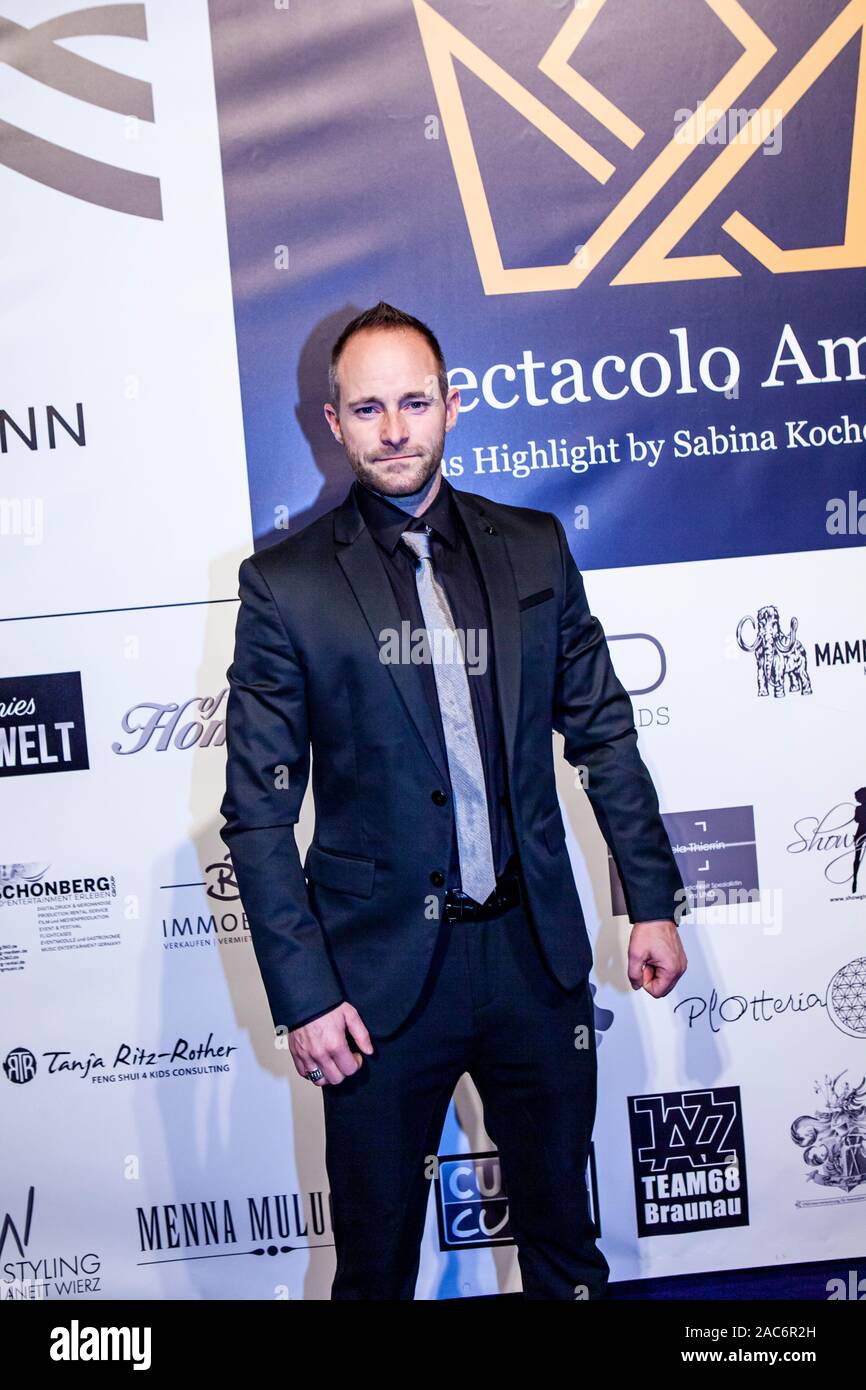 Balian Buschbaum mit Partnerin bei der CHARITY GALA - SK - WelcomeHome ...