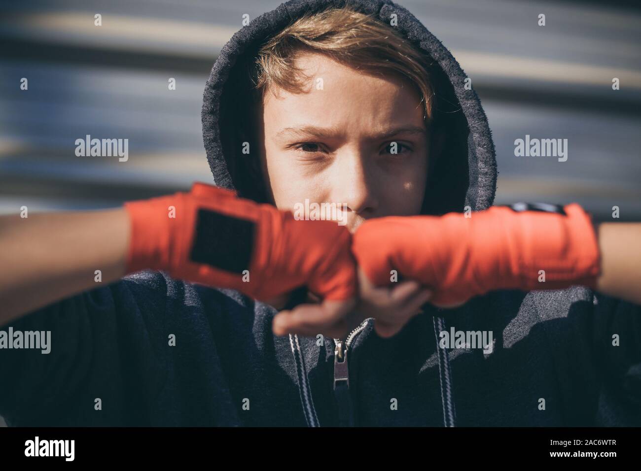 Throw punches hi-res stock photography and images - Alamy