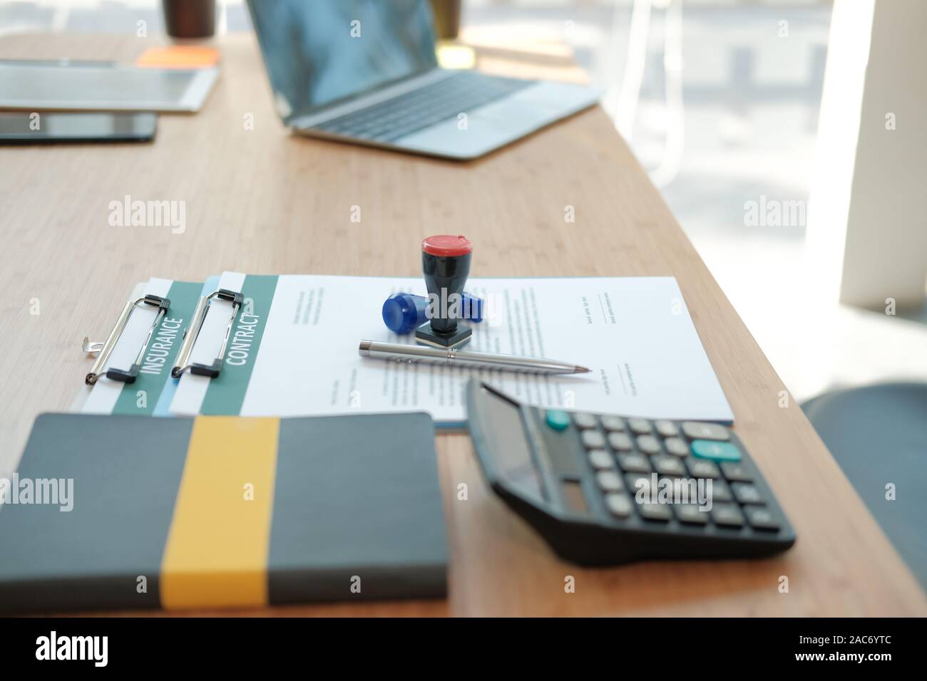 Real estate agent office hi-res stock photography and images - Alamy