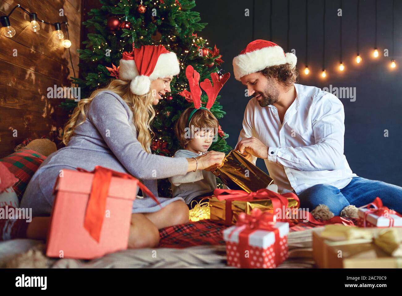 Family giving gifts hi-res stock photography and images - Alamy