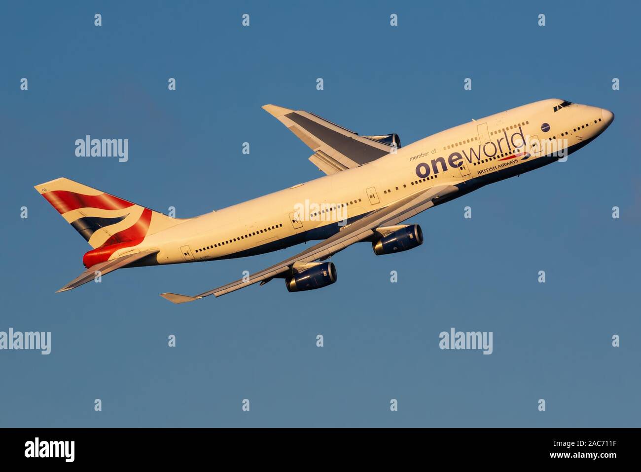 Boeing 747 take off sunset hi-res stock photography and images - Alamy