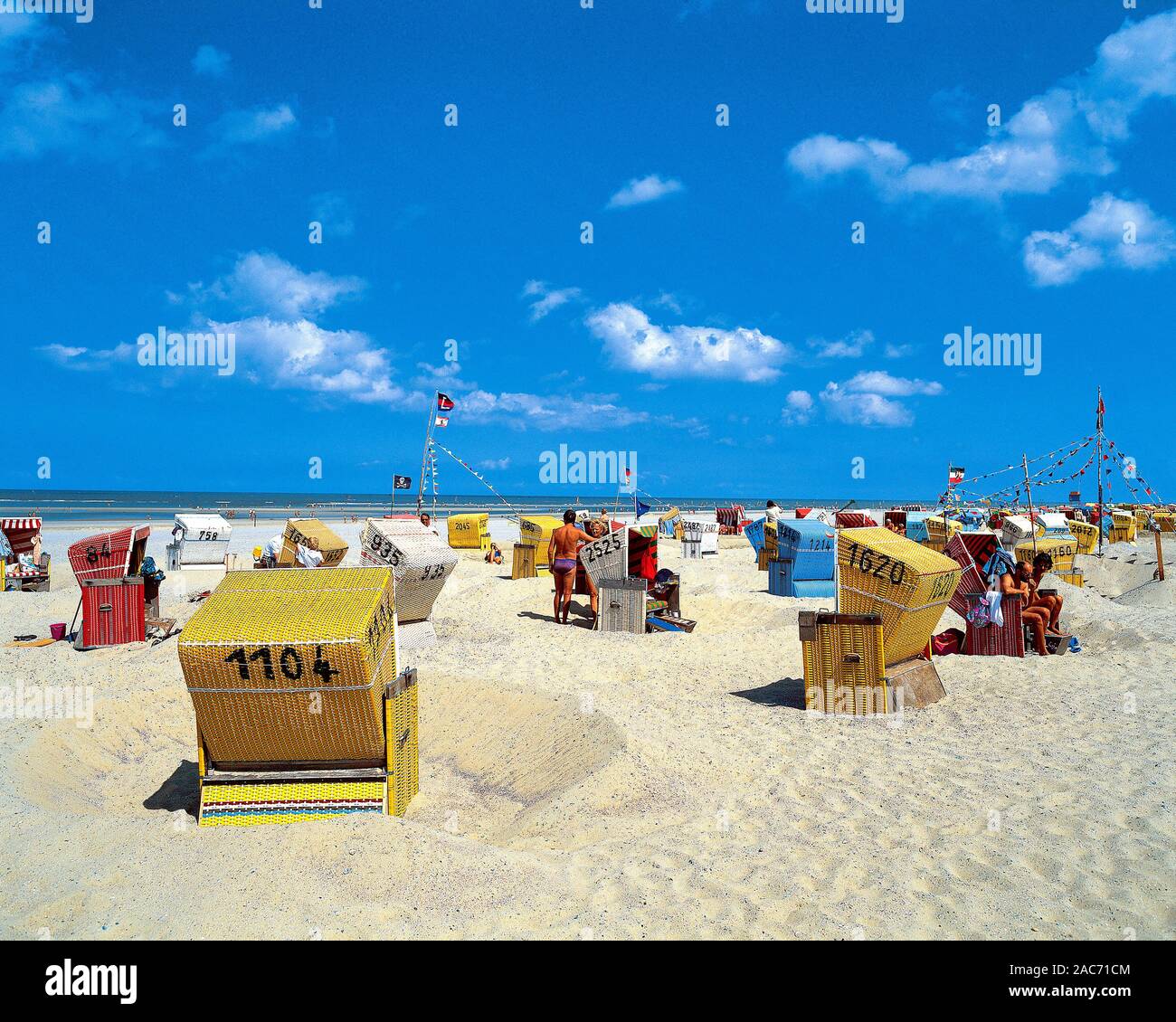 Insel Langeoog, Strand mit Strandkoerbe Stock Photo - Alamy