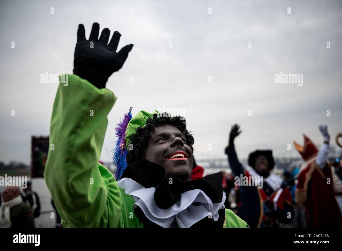 Krefeld, Germany. 01st Dec, 2019. "Zwarten Piets" greets the audience ...