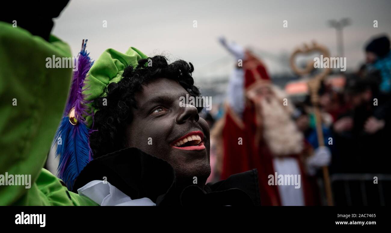 Krefeld, Germany. 01st Dec, 2019. "Zwarten Piets" greets the audience ...