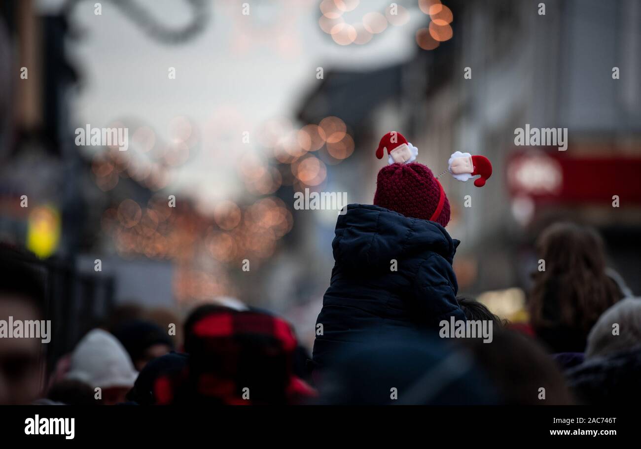 Krefeld, Germany. 01st Dec, 2019. Spectators follow the arrival of the ...