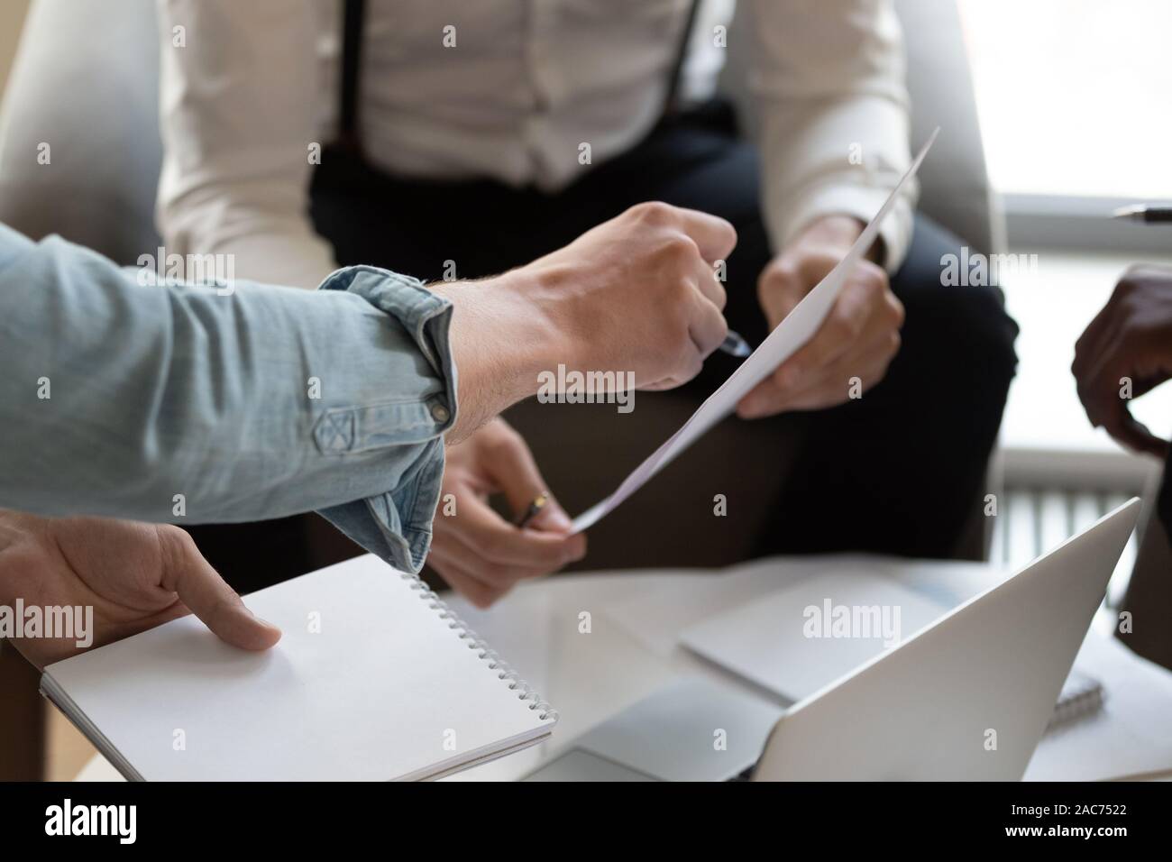 Bank workers hands hi-res stock photography and images - Alamy
