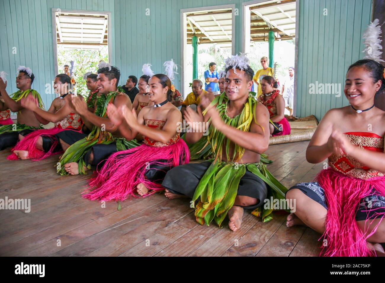 Polynesian girls hi-res stock photography and images - Alamy
