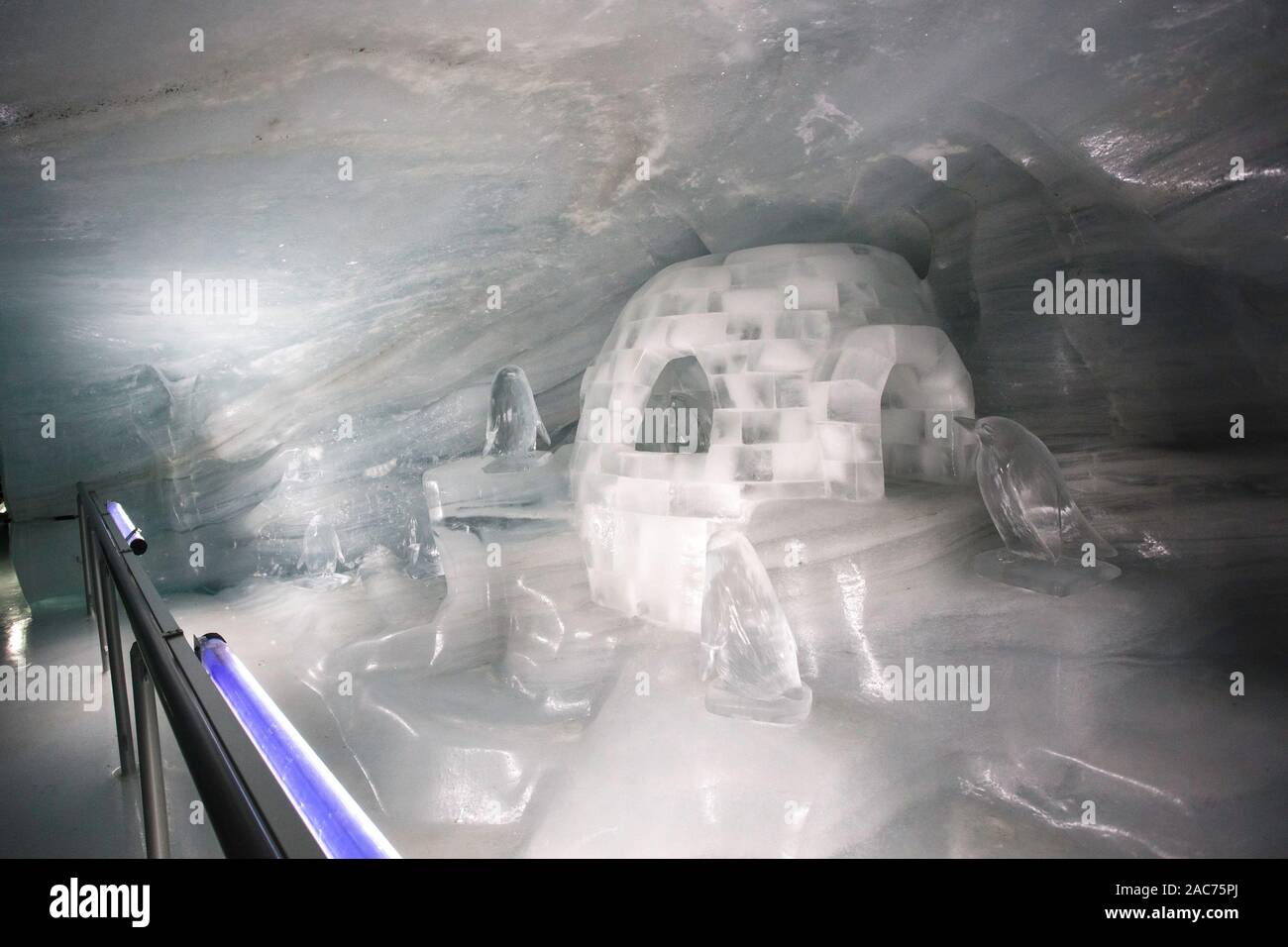 Ice palace hi-res stock photography and images - Alamy