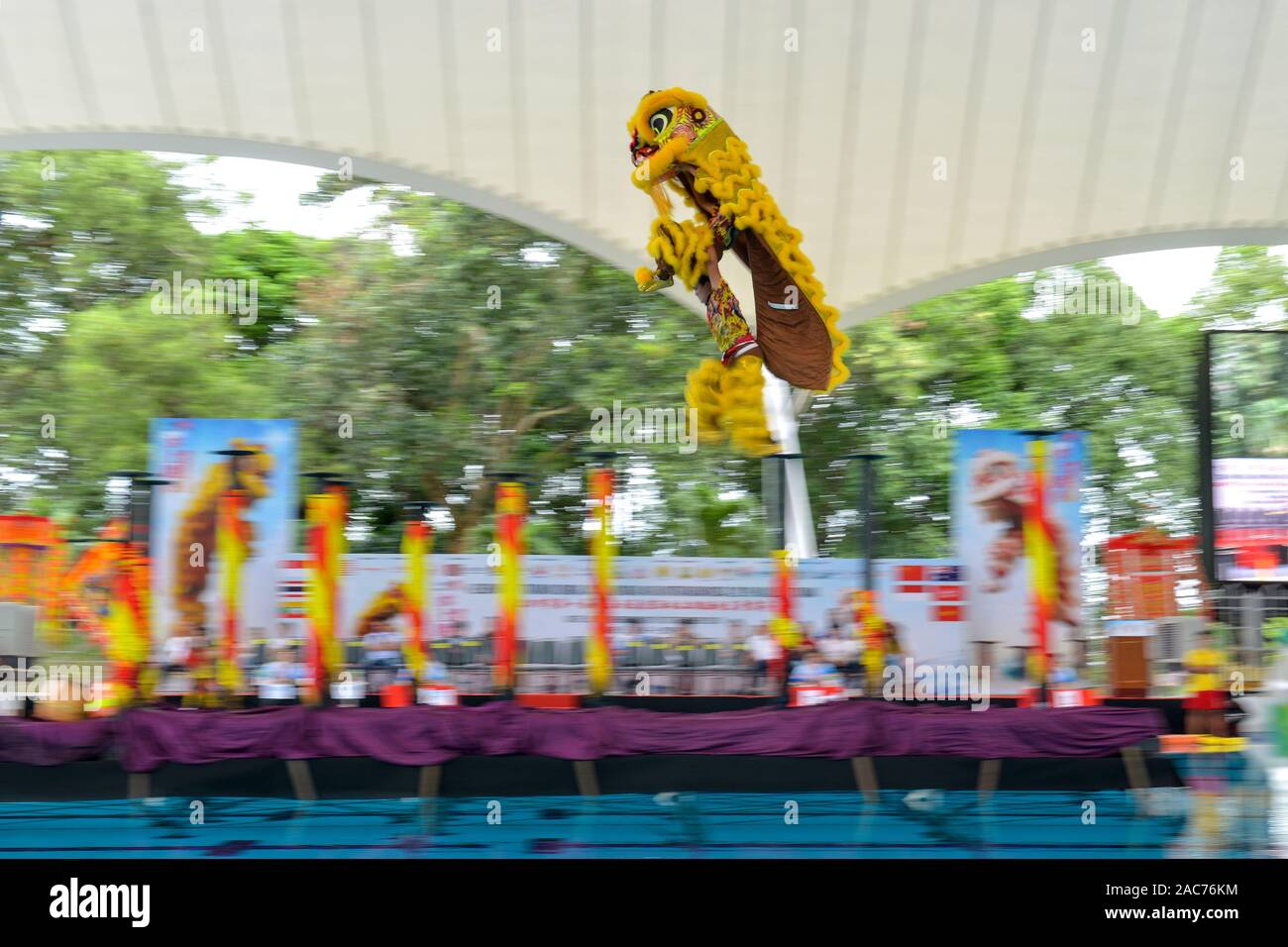 (191201) -- KUALA LUMPUR, Dec. 1, 2019 (Xinhua) -- Players of Indonesia ...