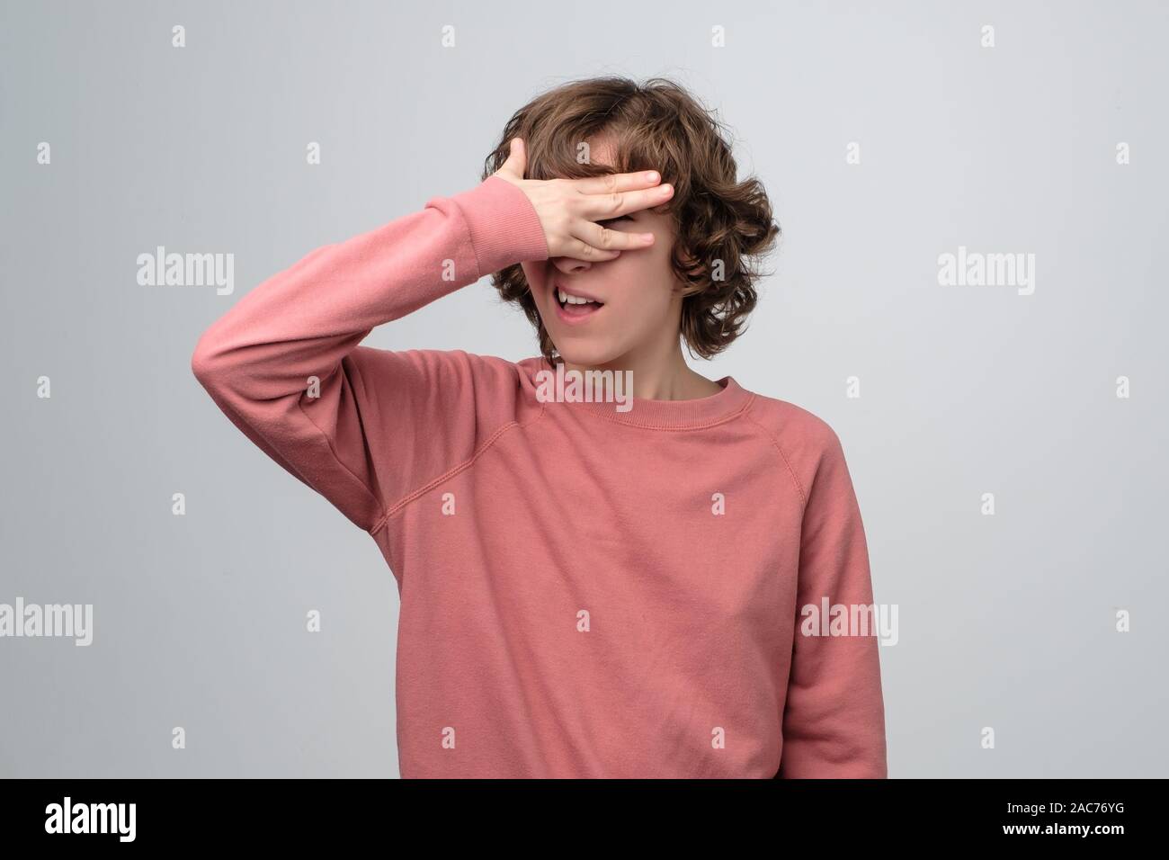 Peeping through hands hi-res stock photography and images - Alamy