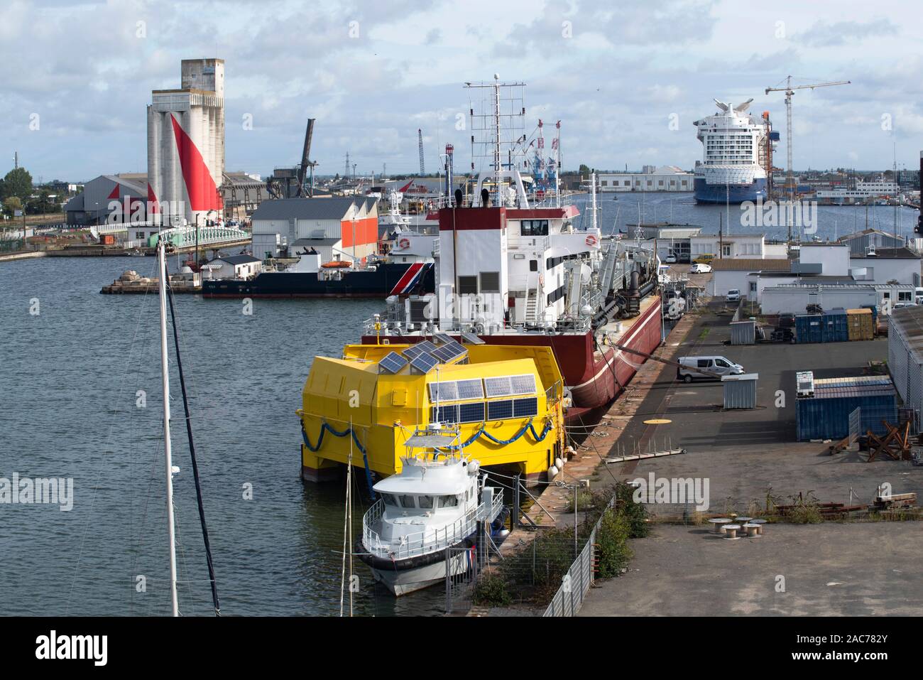 Industrial harbor along quay hi-res stock photography and images - Alamy