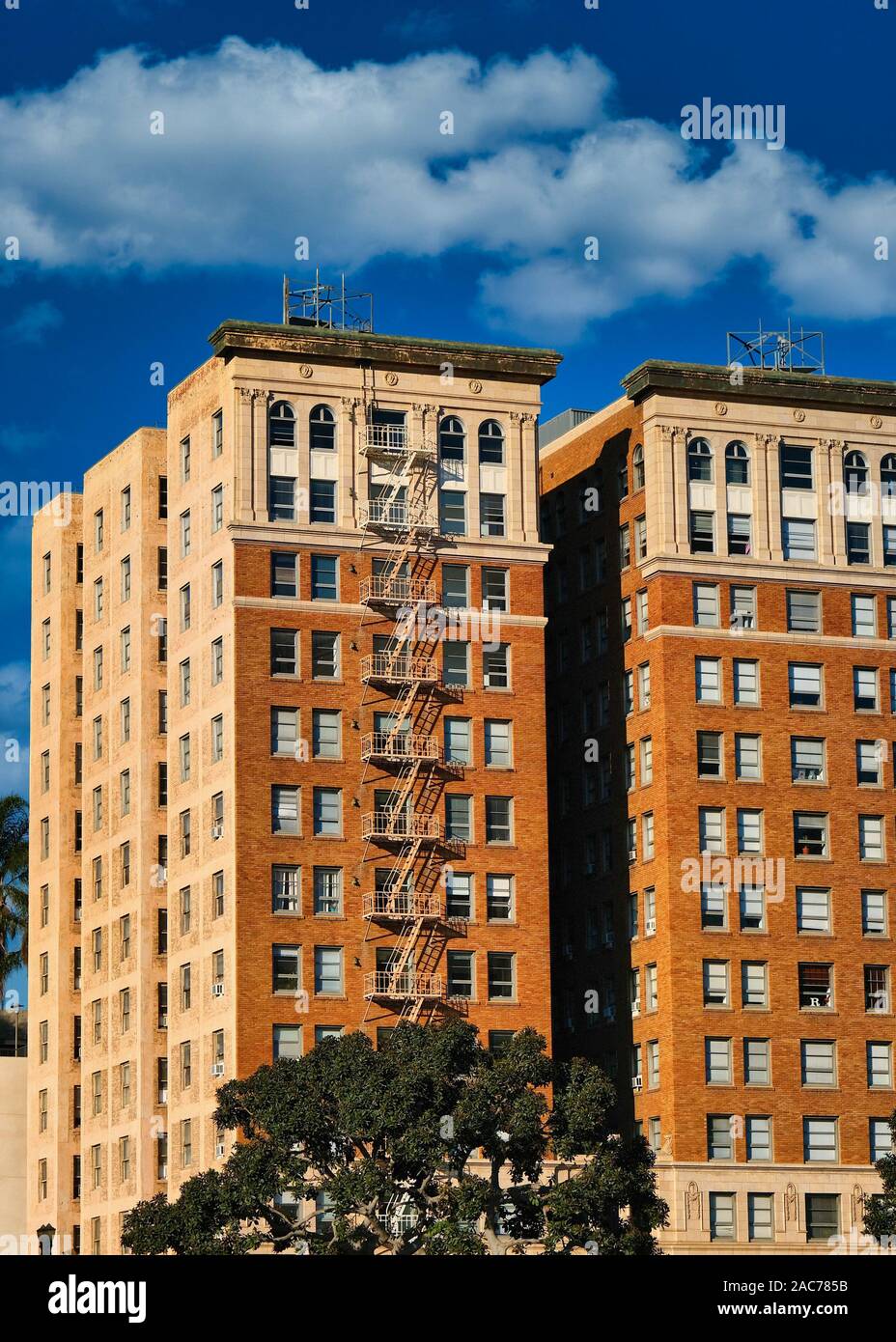 Brick apartment buildings hi-res stock photography and images - Alamy
