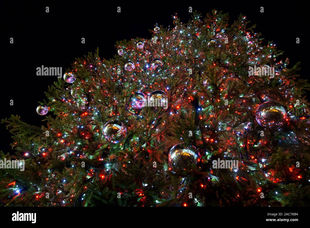 Big red christmas ornament hi-res stock photography and images - Alamy