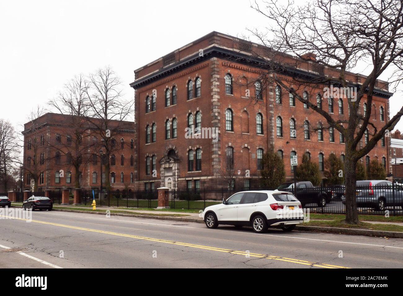 Brick apartment buildings hi-res stock photography and images - Alamy