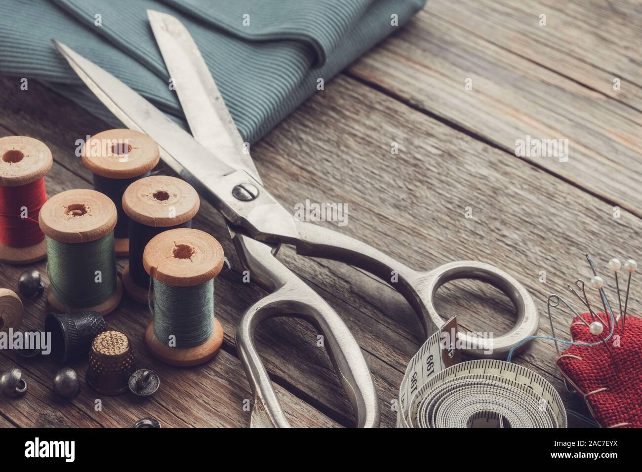 Tailor tailoring hi-res stock photography and images - Alamy