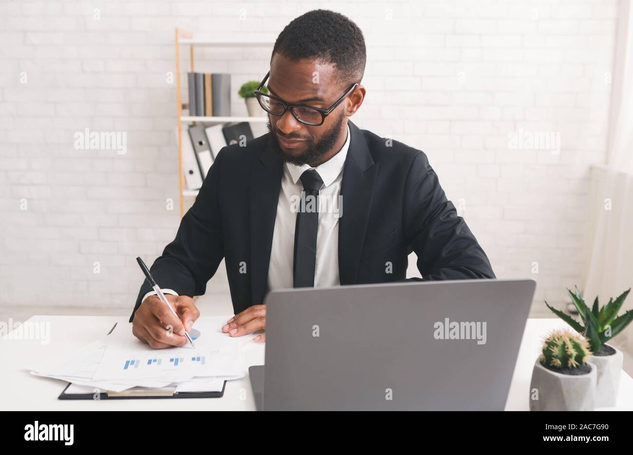 Documents notes office work manager hi-res stock photography and images ...