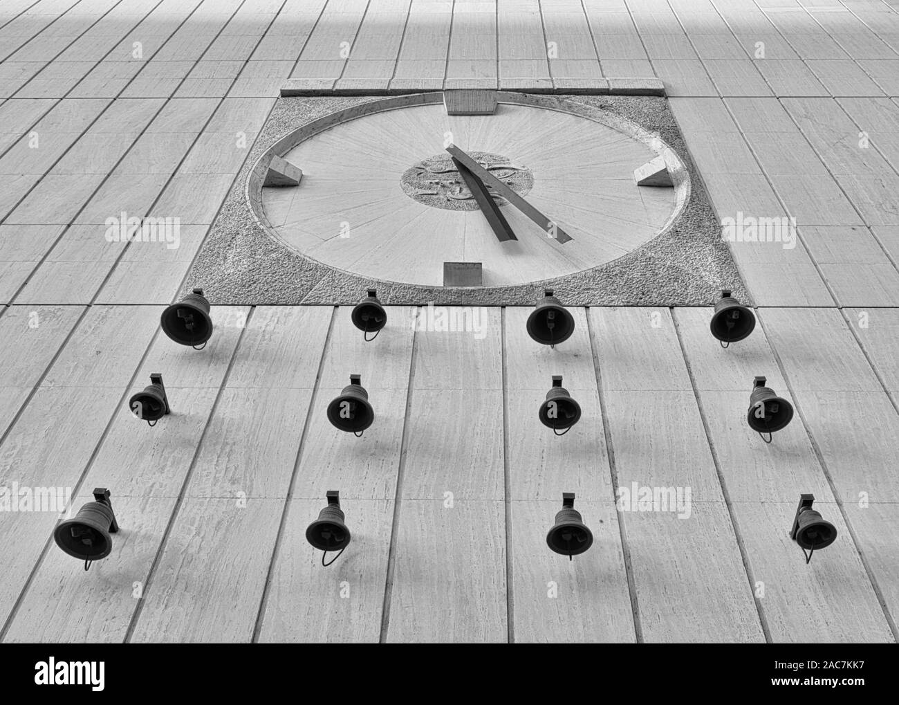 Building wall clock hi-res stock photography and images - Alamy