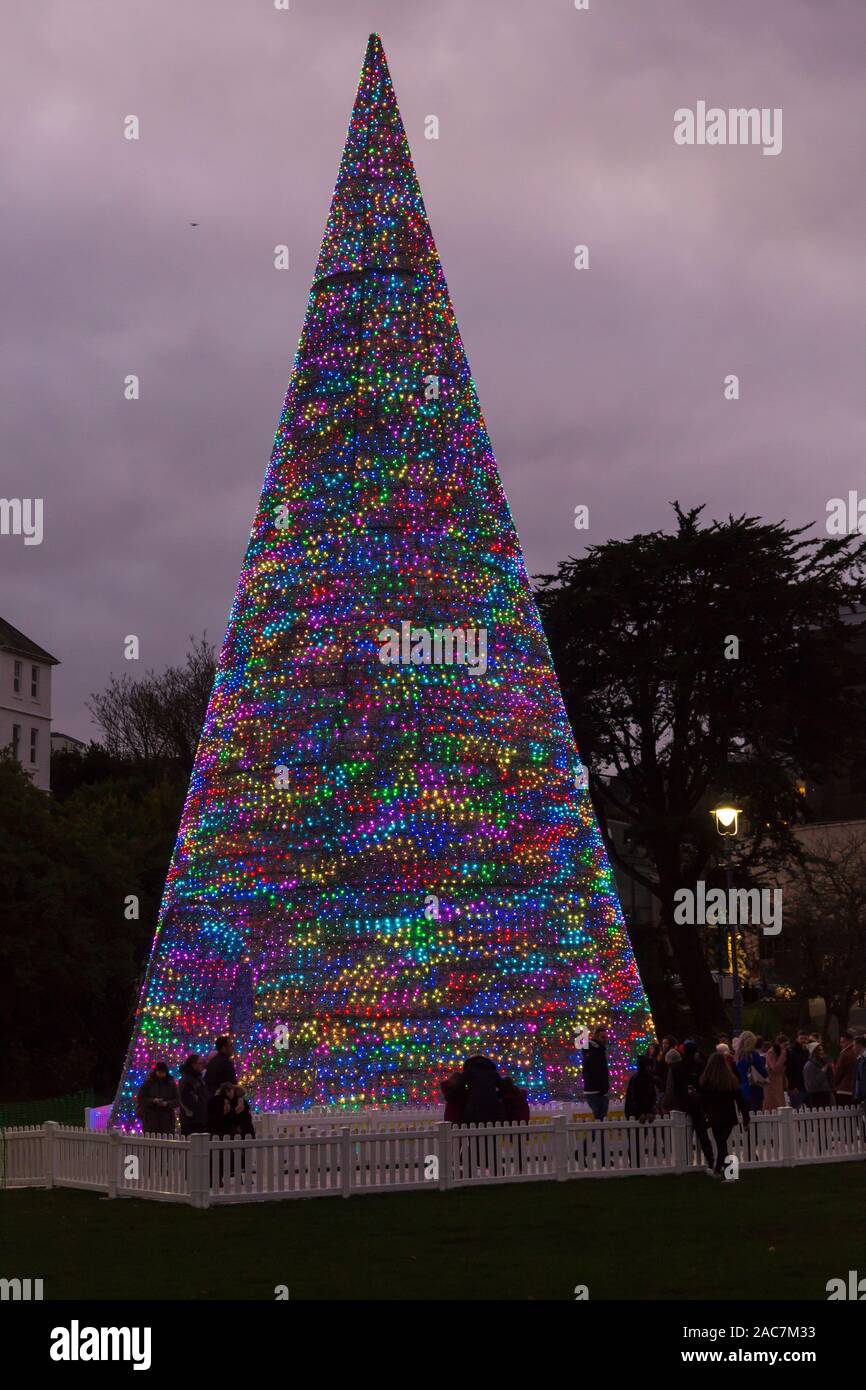 Bournemouth, Dorset, UK. 1st December 2019. Crowds brave the cold and ...