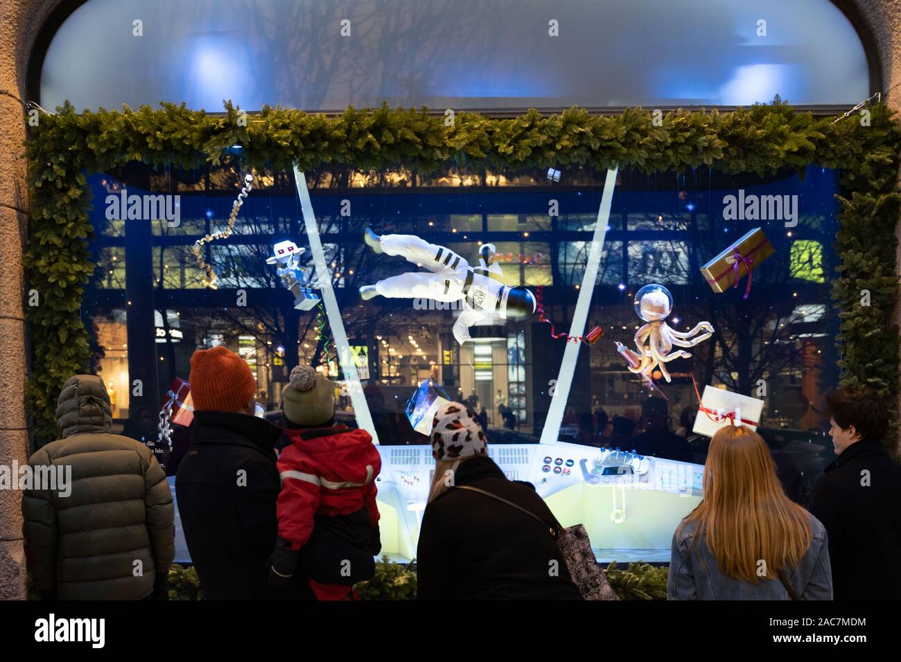 Stockholm, Sweden. 1st Dec, 2019. People look at a Christmas window ...