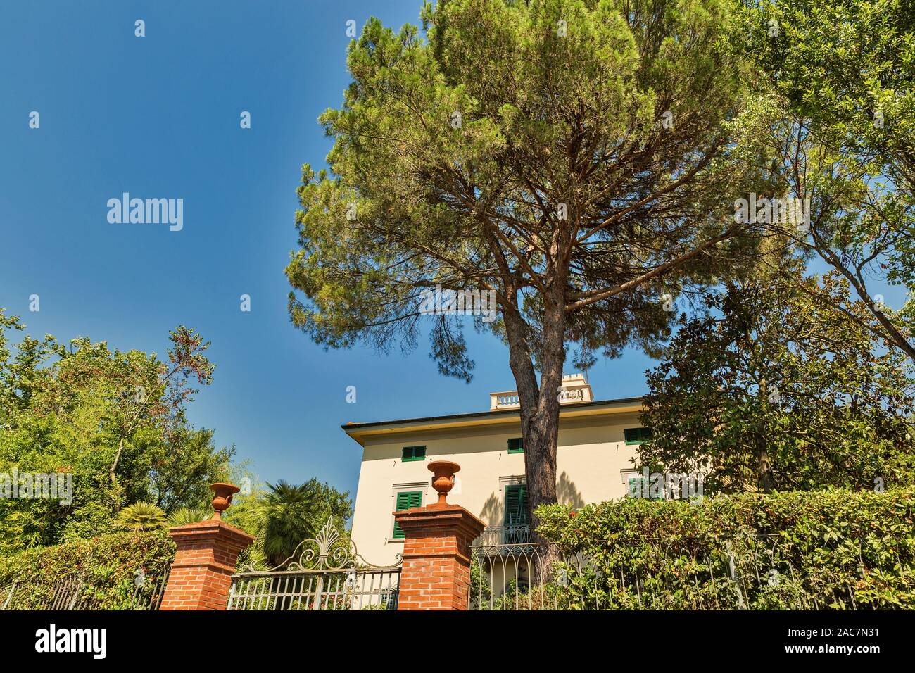 Traditional house exterior modern hi-res stock photography and images ...