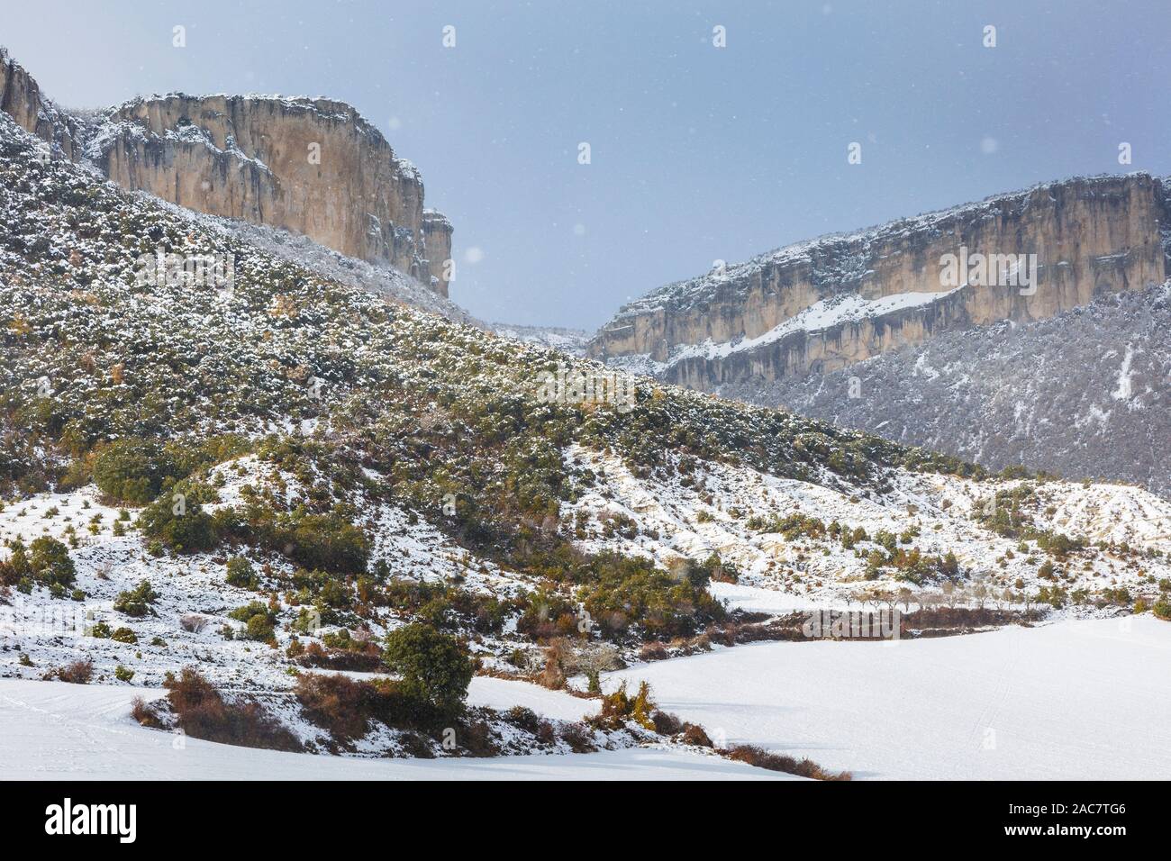 Snow mountain range in winter hi-res stock photography and images - Alamy