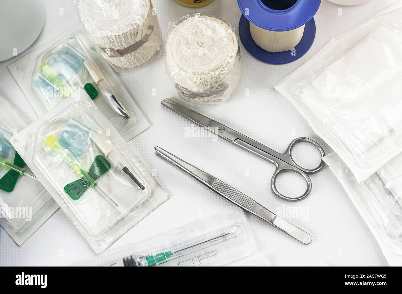 Basic kit for medical assistance in an emergency or emergency, with ...