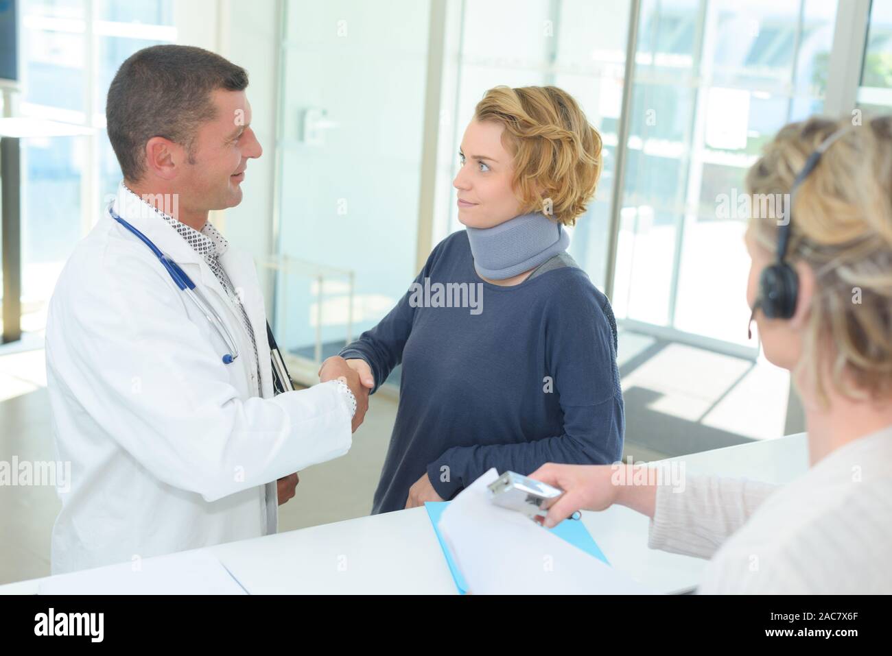 doctor handshake with a patient at hospitals lobby Stock Photo - Alamy