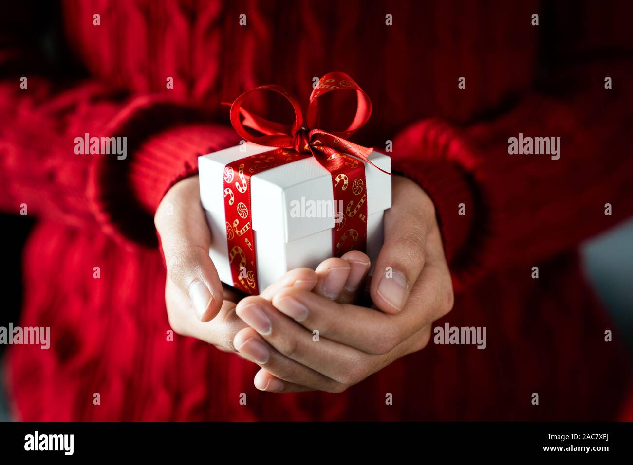 Hands giving christmas present hi-res stock photography and images - Alamy