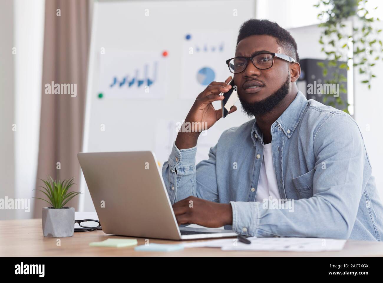 Concerned face hi-res stock photography and images - Alamy