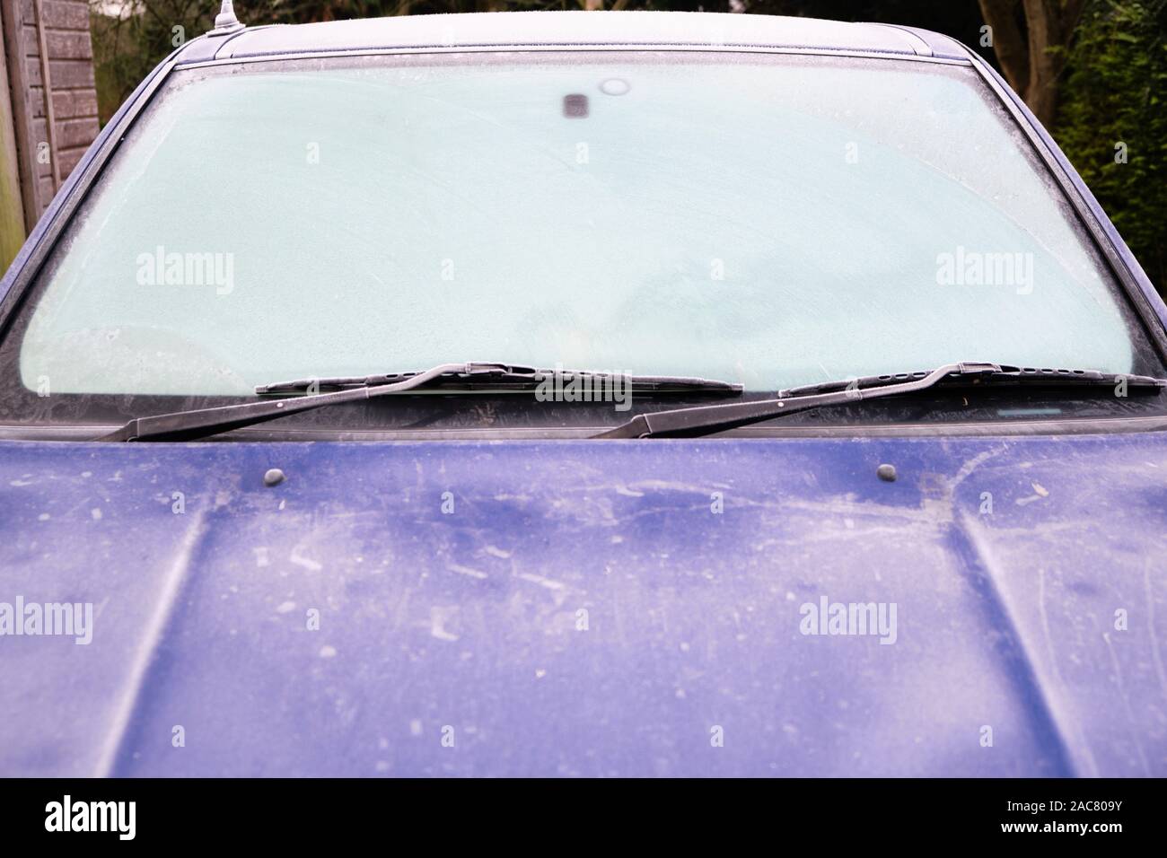 Car windscreen frost hi-res stock photography and images - Alamy